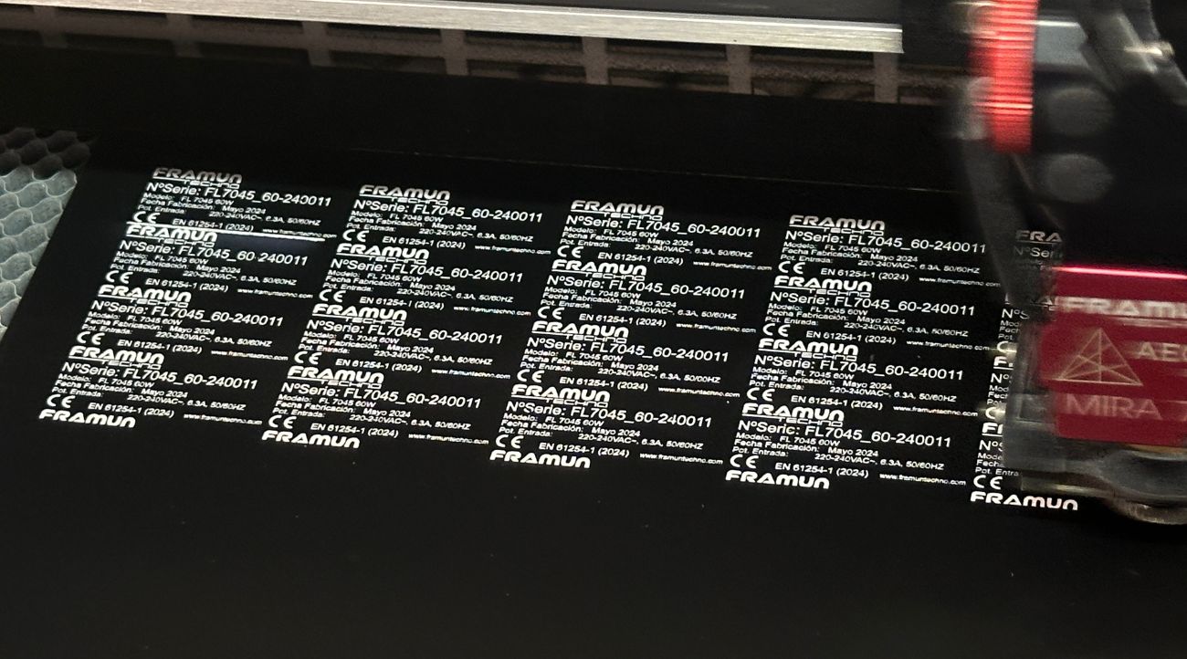 Grabado y corte láser con Planchas bicapa | Framun Techno